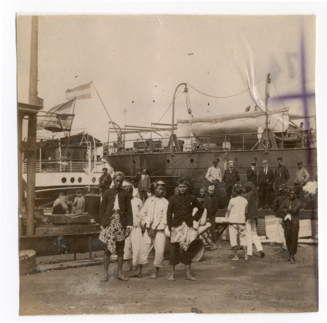 Op weg naar Suriname passeren Javaanse contractarbeiders Amsterdam ...